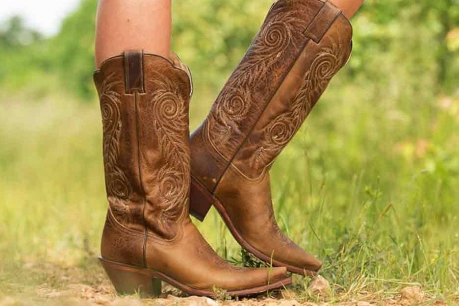 40 Shoe Styles from Around the World and Their Origins [Infographic]